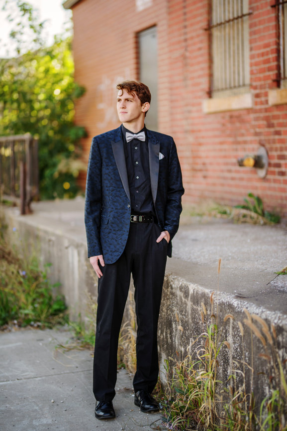 Looks I love - a guy in a suit! Senior portrait wardrobe ideas - Kansas ...